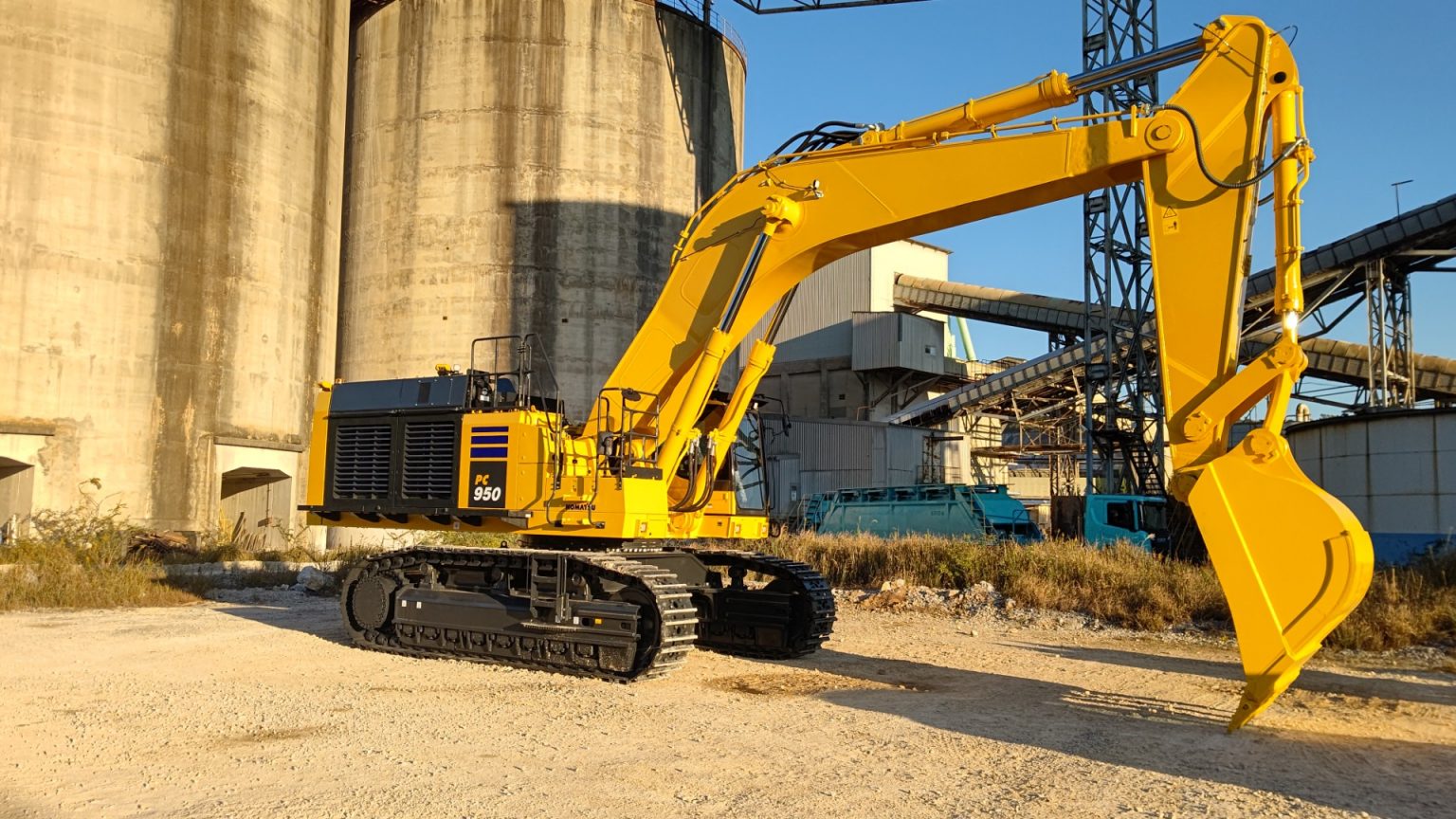 【中国地区初】大型油圧ショベルPC950が納車されました。 | 共立工業株式会社